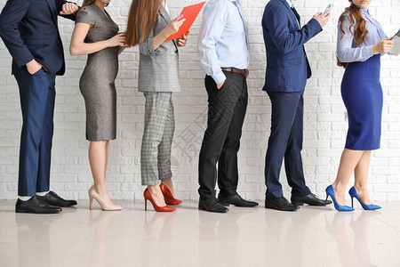 在光墙附近排线等候的高清图片下载-正版图片503777000-摄图网