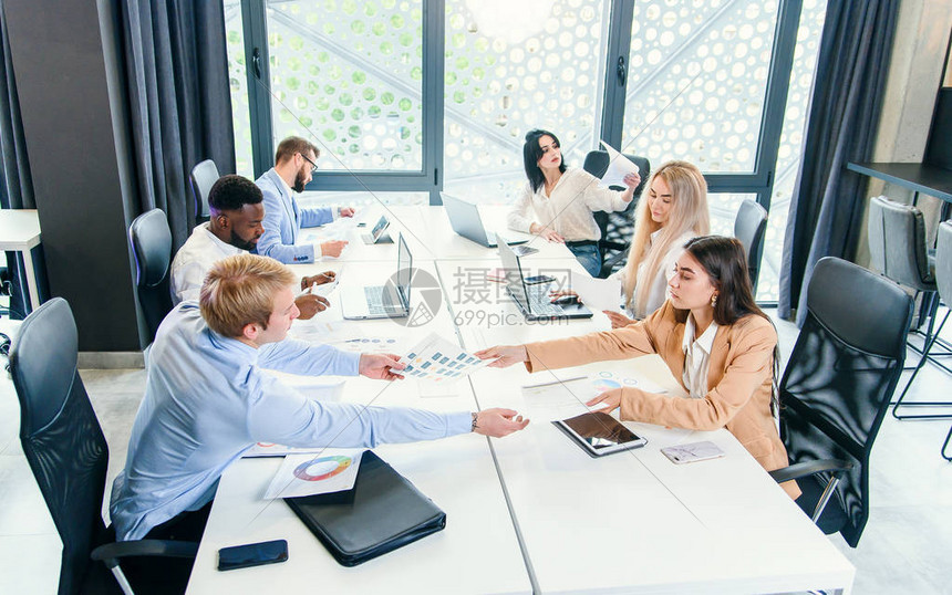一群多民族的办公室工作人员在办公室讨论incum高清图片下载-正版图片503769252-摄图网