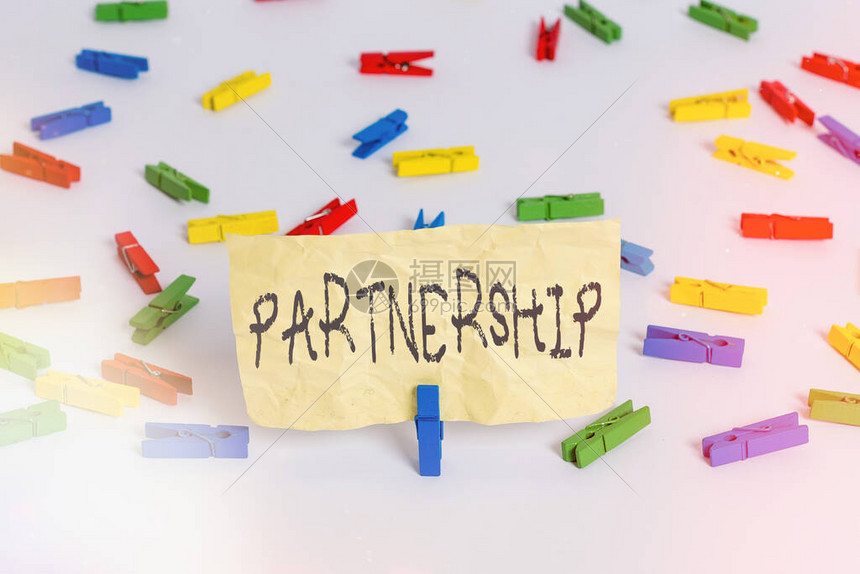 手写文本写作伙伴关系两个或多个人共享所有权的概念照片业务类型彩色衣夹纸空提醒白地高清图片下载-正版图片503769383-摄图网