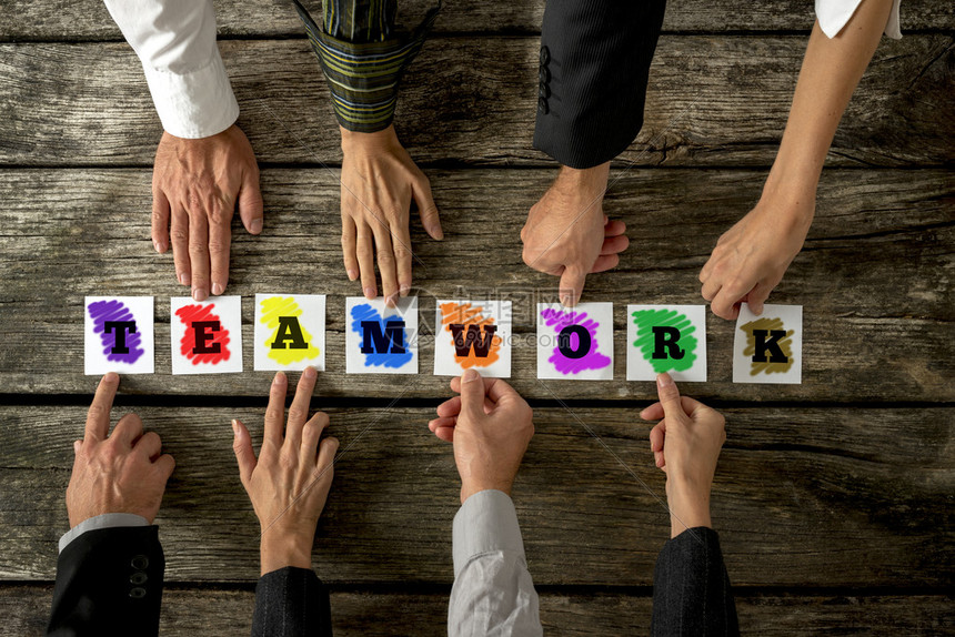 八个商业界人士的顶尖视野集合了TEAMWORK这个词高清图片下载-正版图片503769833-摄图网