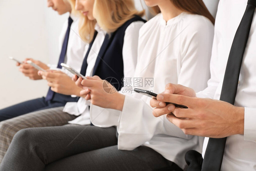 在轻背景线排队等候的青高清图片下载-正版图片503776999-摄图网