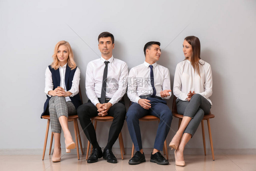 在光墙附近排线等候的高清图片下载-正版图片503777000-摄图网