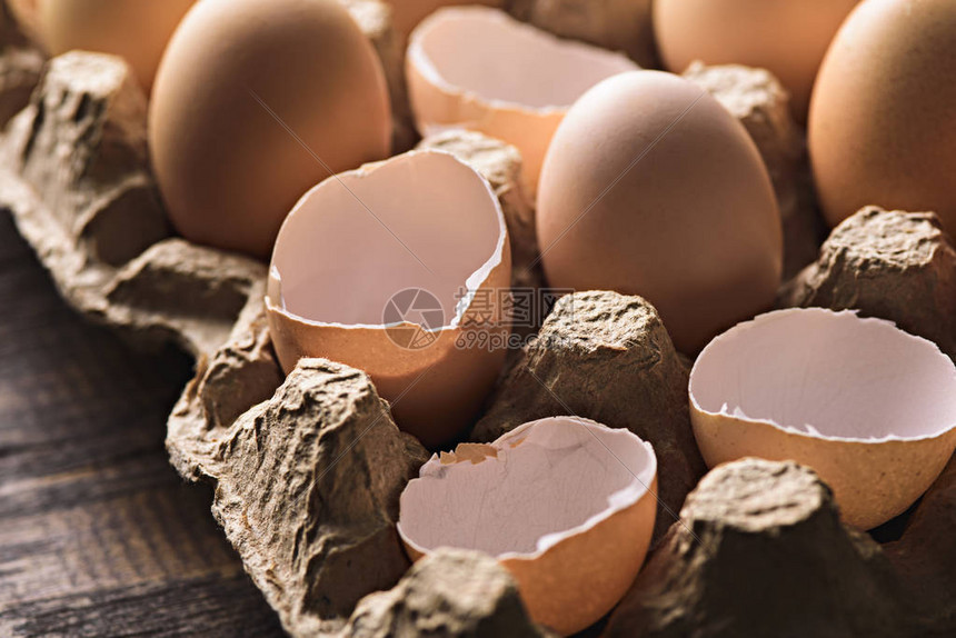 关闭一个蛋壳和纸板回收的蛋盒高清图片下载-正版图片503783066-摄图网
