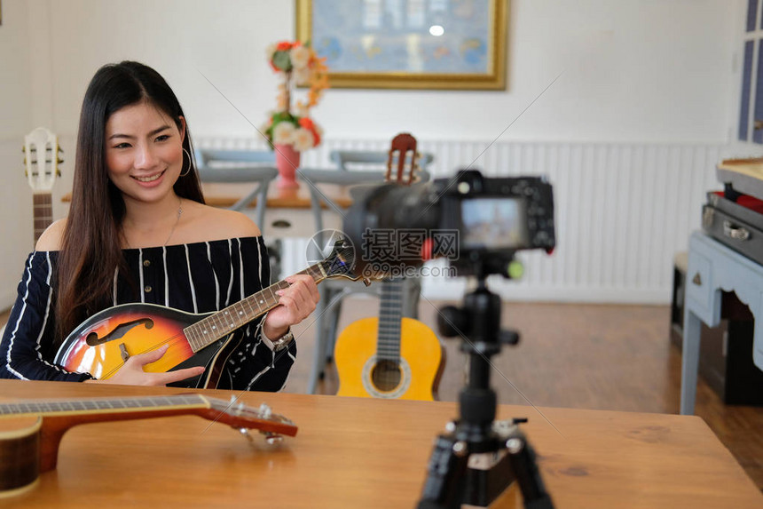 博客在社交媒体上现场直播音乐器辅导Vlogger记录在线vlog视频高清图片下载-正版图片503792367-摄图网