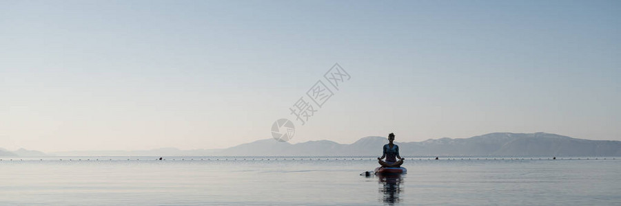 年轻女坐在莲花位置冥想漂浮在宁静的清晨海水高清图片下载 正版图片503793598 摄图网