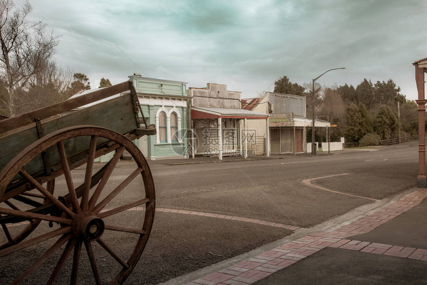 旧建筑和车轮在街上流传着古老的效应Eltha高清图片下载-正版图片503799777-摄图网