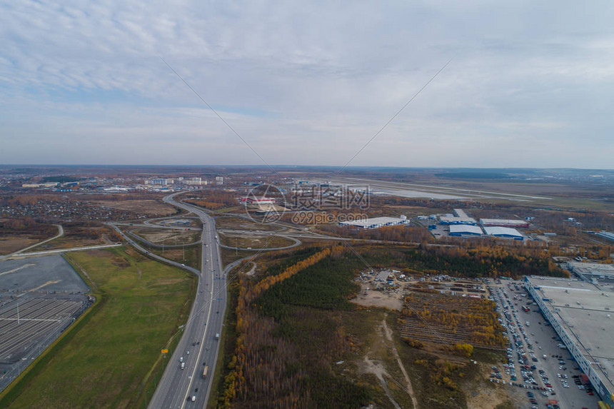 Ekaterinburg市附近通往国际机场Koltsovo的公路高清图片下载-正版图片503805448-摄图网