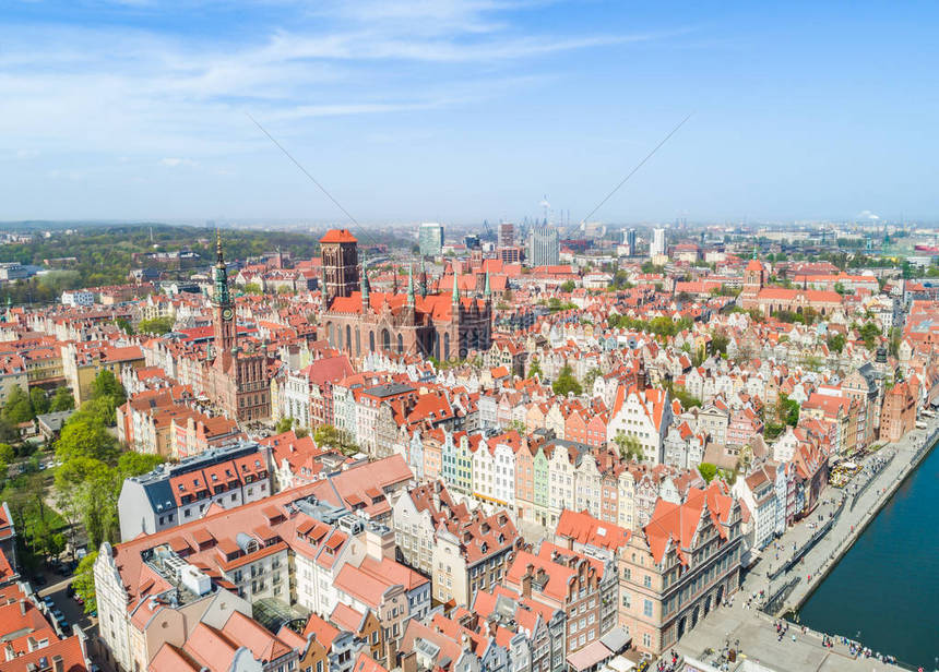 Gdansk的风景与绿门旧房屋StMarysBasilica和新楼高清图片下载-正版图片503806190-摄图网