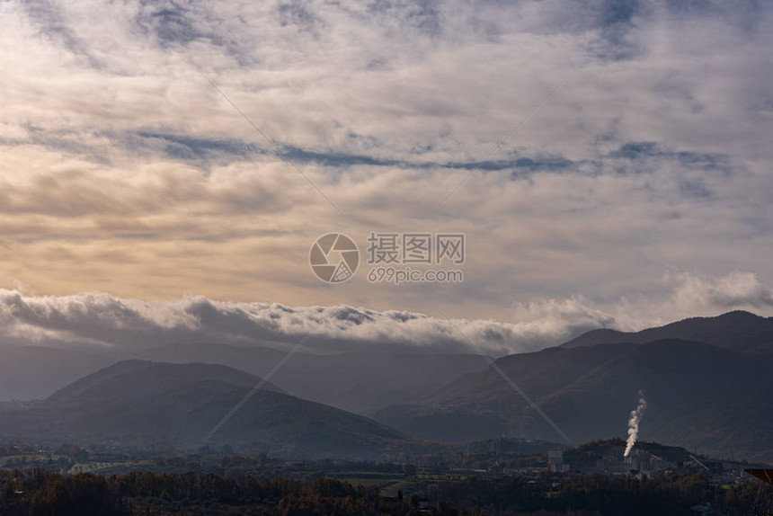 莫利斯省首府伊塞尼亚Isernia的秋天风景高清图片下载-正版图片503811552-摄图网