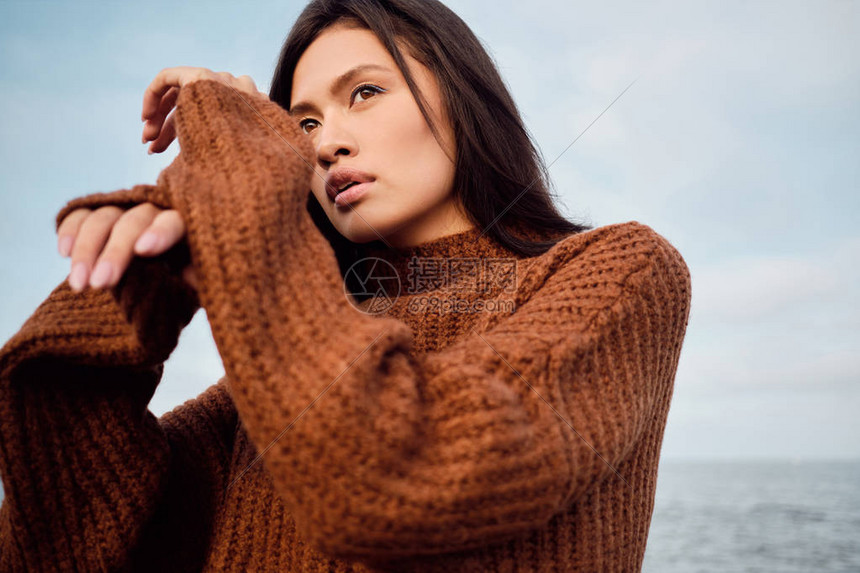 美丽的亚洲黑发女孩穿着可爱的毛衣梦想着高清图片下载 正版图片503813463 摄图网