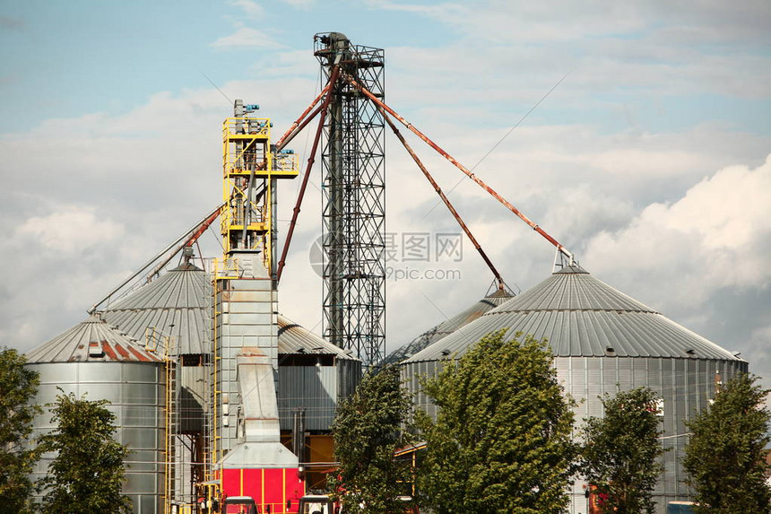 谷物干燥机工厂复杂制造高清图片下载-正版图片503816591-摄图网