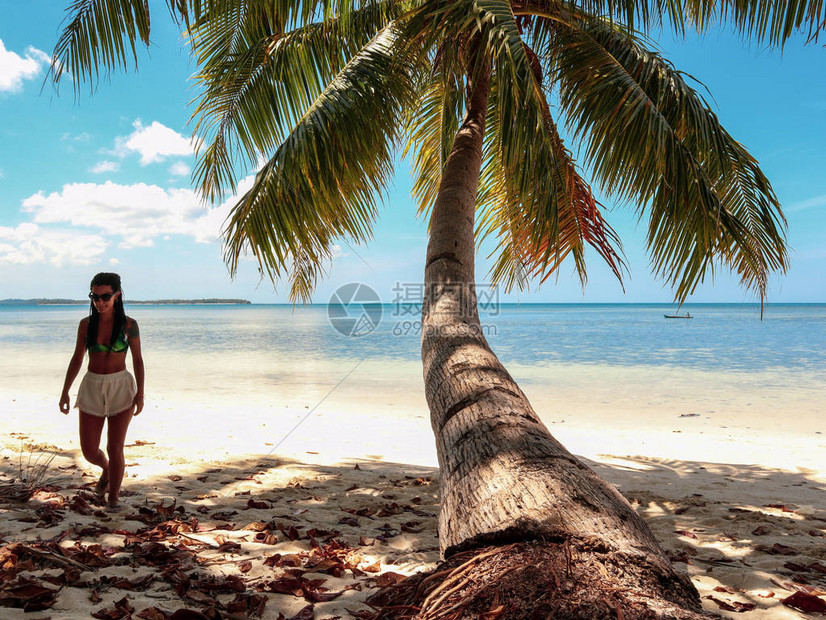 菲律宾Balabac的Candaraman岛妇女用高清图片下载-正版图片503816607-摄图网