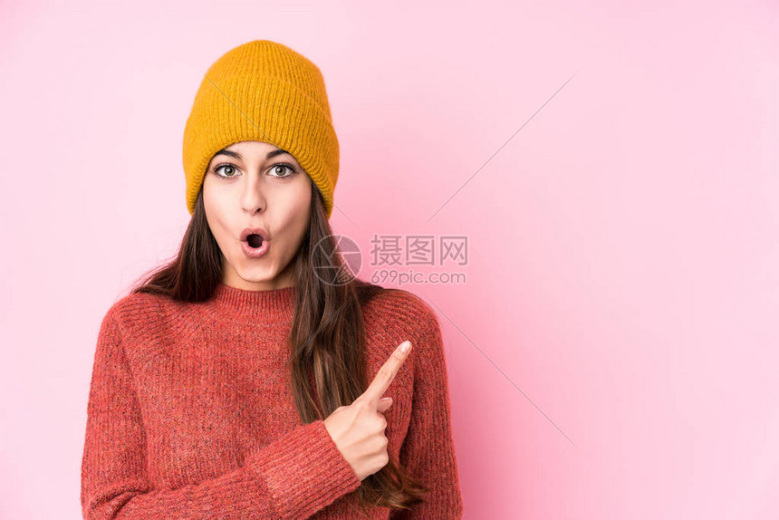 身戴羊毛帽的年轻天主教女青高清图片下载 正版图片503825607 摄图网