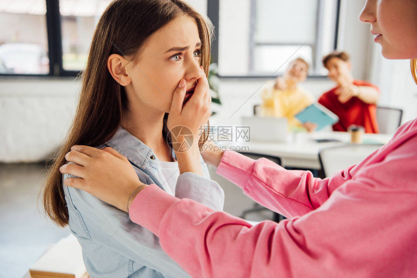 在学校里支持悲伤朋友的女高清图片下载 正版图片503826134 摄图网