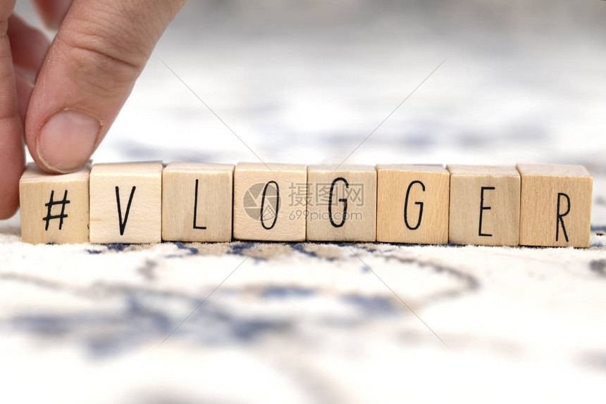 带有和Vlogger字社交媒体概念背景的Wood高清图片下载-正版图片503828791-摄图网