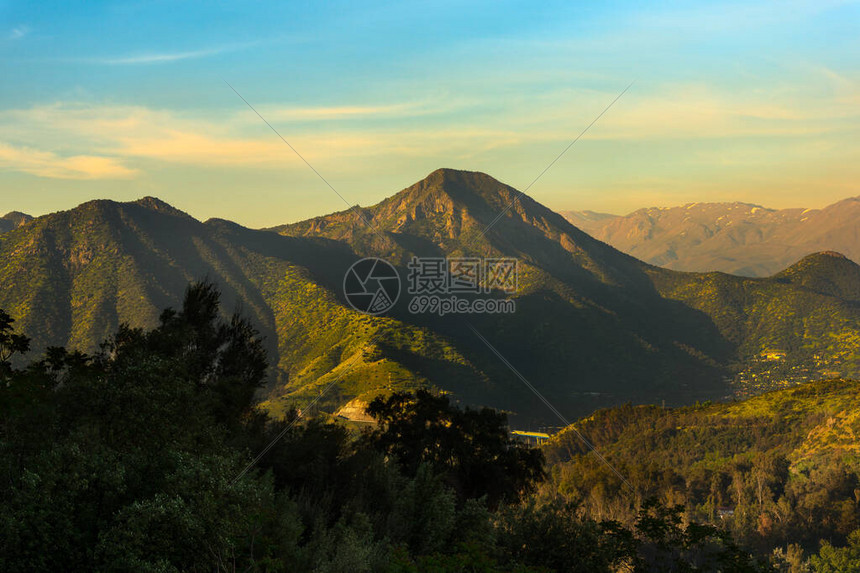 CerroManquehue在智利圣地亚哥维塔库拉居住富裕区的CerroManqu高清图片下载-正版图片503835182-摄图网