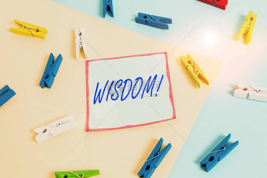 Wisdom商业照片展示了利用你的知识和经验做出决策的能力彩色衣物纸空白提醒黄色蓝底层背景办公室Coloredclodpin高清图片下载-正版 ...
