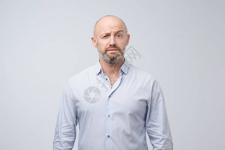 狡猾的困惑的年轻女人灰色背景的疑高清图片下载-正版图片502626454-摄图网