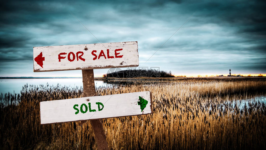 街道在通往SOLD和SALE高清图片下载-正版图片503842742-摄图网