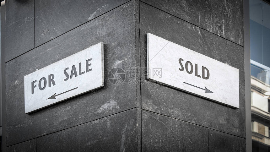 街道在通往SOLD和SALE高清图片下载-正版图片503842759-摄图网