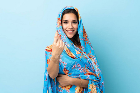 穿着传统服装的摩洛哥年轻女子在蓝背景下被孤立高清图片下载-正版图片504390910-摄图网