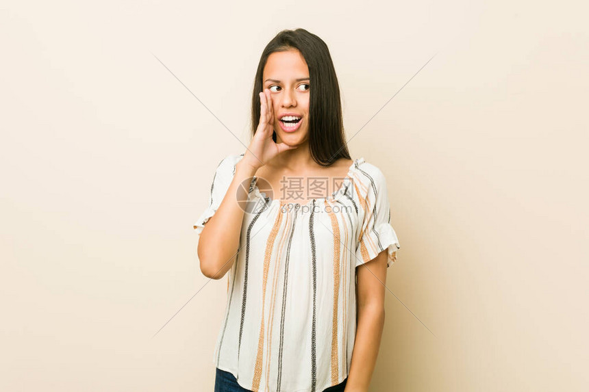 年轻的西班牙女人在说一个秘密的热辣新闻高清图片下载 正版图片503859452 摄图网