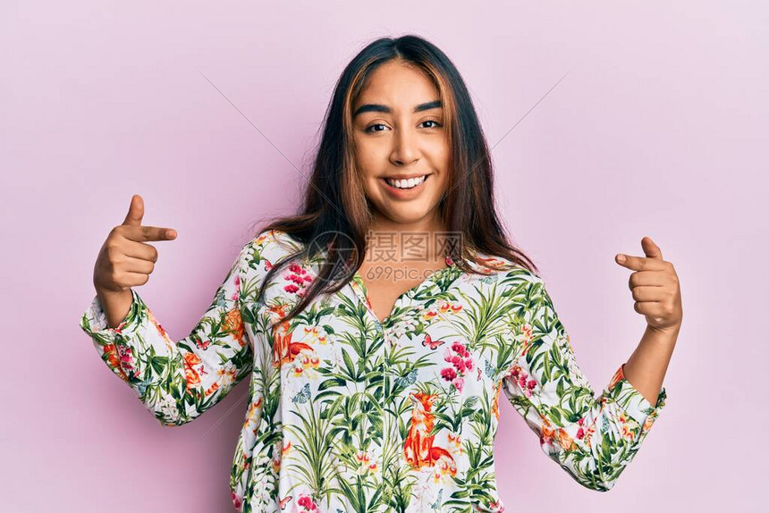 身着散装衣的年轻拉丁女满怀自信高清图片下载 正版图片503859844 摄图网