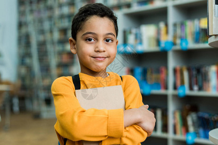 快乐的男孩拿着开放书在头部和高清图片下载-正版图片503861140-摄图网