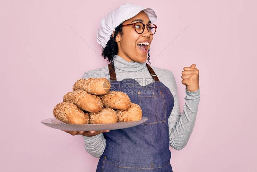 年轻的非洲裔美国面包师妇女穿着围裙高清图片下载-正版图片503861476-摄图网
