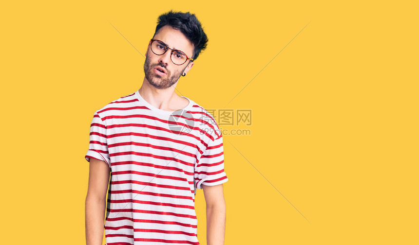 脸部惊吓看上去有怀疑和讽刺高清图片下载-正版图片503868924-摄图网