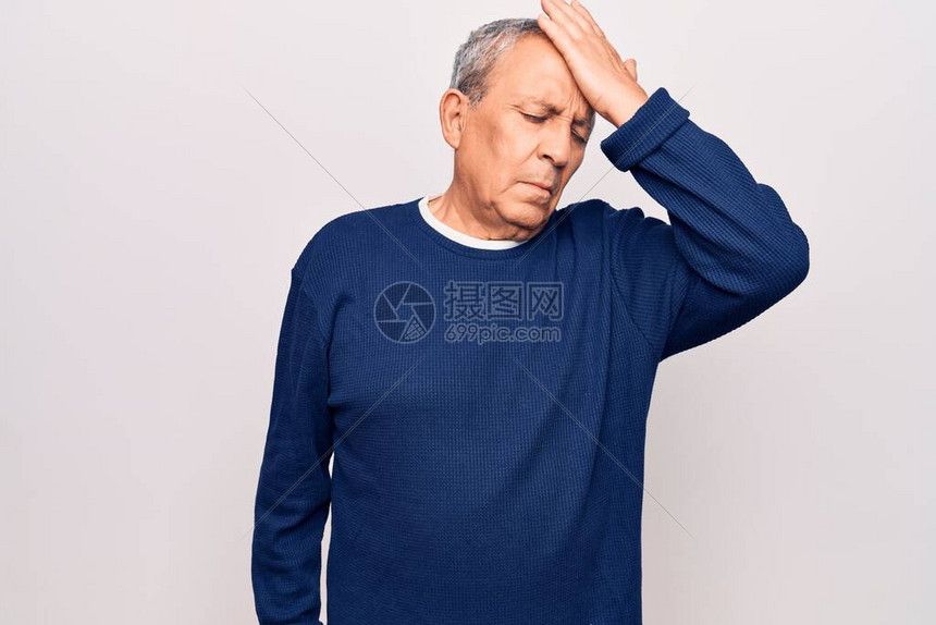 头发灰白的老人穿着休闲毛衣高清图片下载 正版图片503869217 摄图网