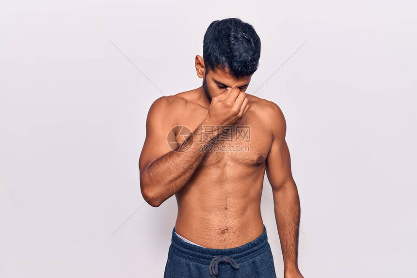 年轻的拉丁男子光着膀子站在那里高清图片下载 正版图片503870808 摄图网
