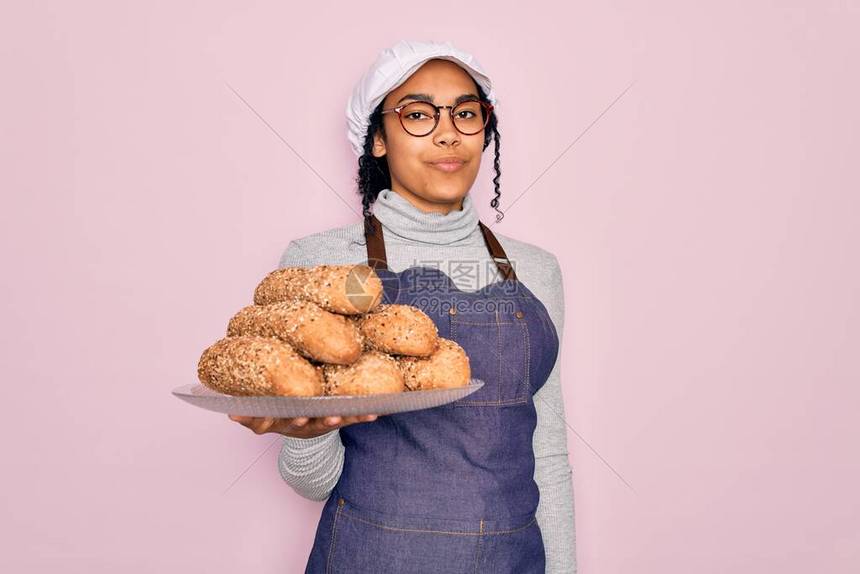 年轻的非洲裔美国面包师妇女穿着围裙高清图片下载-正版图片503873100-摄图网