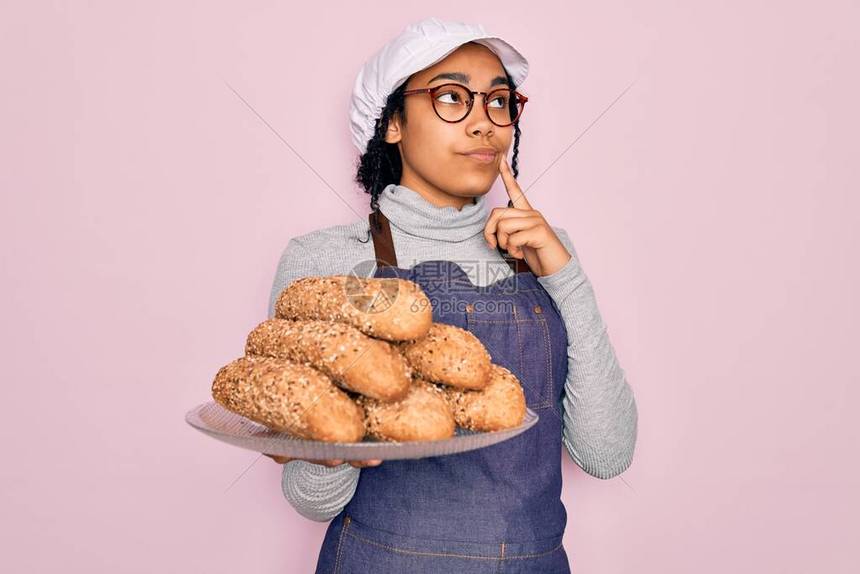 年轻的非洲裔美国面包师妇女穿着围裙拿着全麦面包高清图片下载-正版图片503873140-摄图网