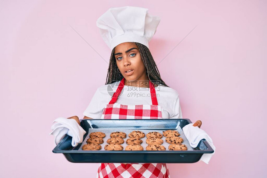 身穿面包师制服的非洲年轻女高清图片下载-正版图片503873529-摄图网