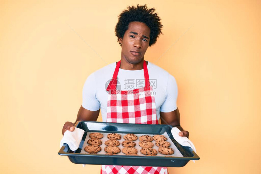 衣着面包师制服的非洲帅哥高清图片下载-正版图片503873535-摄图网