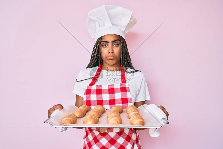身穿面包师制服的非洲年轻女高清图片下载-正版图片503873553-摄图网