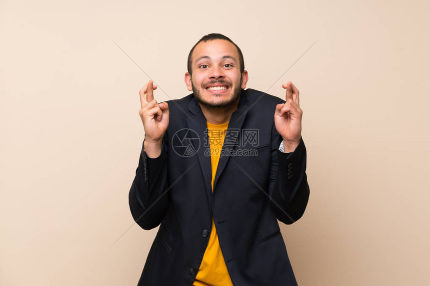 哥伦比亚男子身陷孤立背景有手指交叉的高清图片下载 正版图片503874192 摄图网