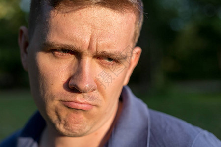 怀疑不信任不信任的概念怀疑的意大利人用难以置信的表情看他高清图片下载-正版图片504090341-摄图网