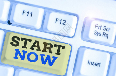 显示StartNow的文本符号商业图片展示会毫不犹豫地立即在钱包和便记纸的裤子前口袋里工作或做一些手动高清图片下载-正版图片503883965-摄图网