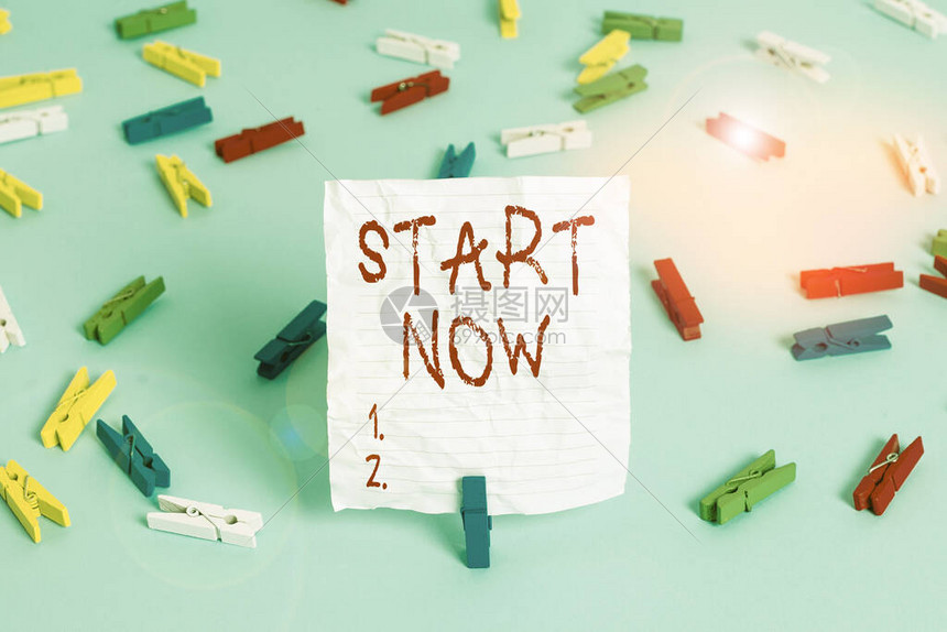 显示StartNow的写作注释业务概念是毫不犹豫地工作或做一些事情高清图片下载-正版图片503883963-摄图网