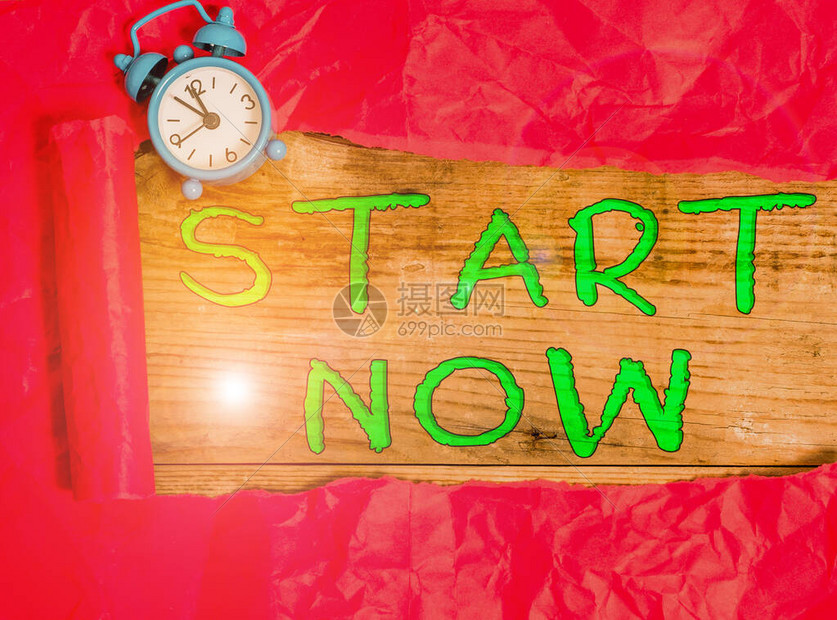显示StartNow的写作注释在木制经典表格背景上高清图片下载-正版图片503883964-摄图网
