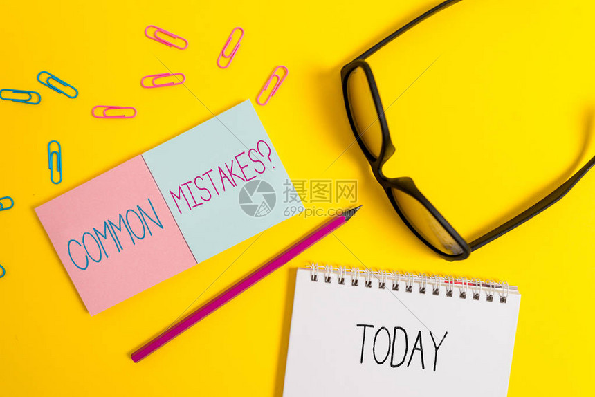 显示常见错误问题的文本符号商业照片展示重复行为或判断被误导做错事方形空白便签本铅笔夹高清图片下载-正版图片503886377-摄图网