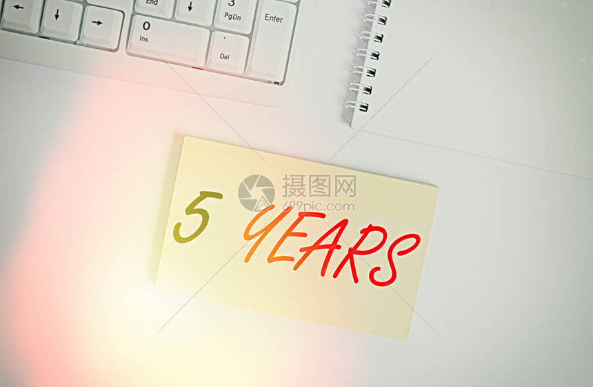 显示5年的文字符号商业照片展示纪念或纪念存在10年的特殊日子白色背景上的空白便条纸高清图片下载-正版图片503898566-摄图网