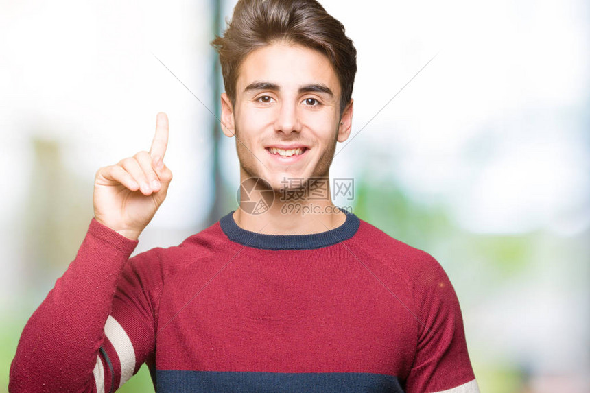 英俊的年轻男子在孤立的背景展示和指着第一手指笑着自信和快乐高清图片下载 正版图片503900718 摄图网