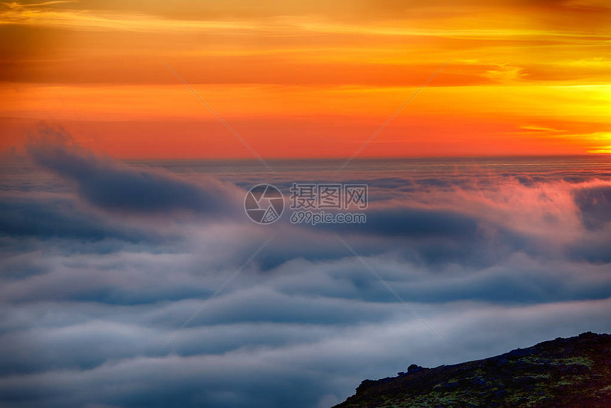 云海之上梦幻般的朦胧景观高清图片下载-正版图片503914156-摄图网