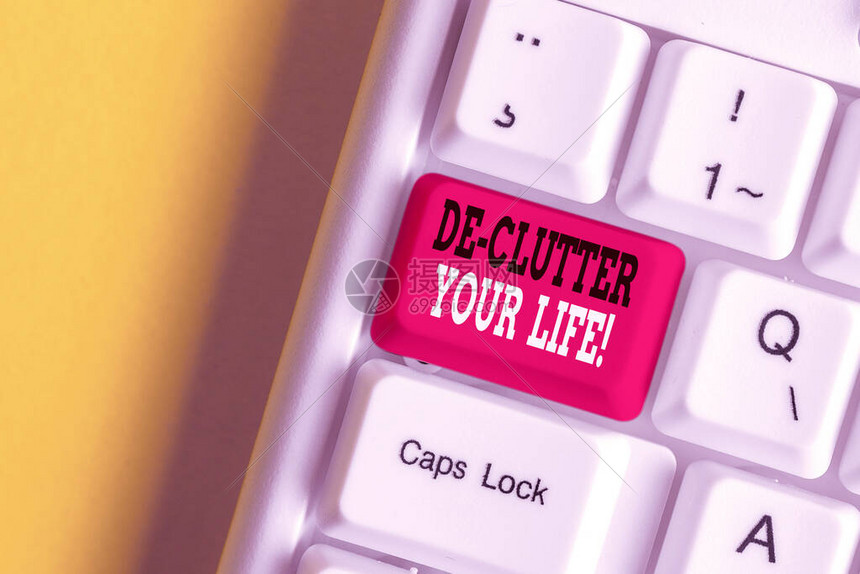 概念手写显示DeClutter你的生活概念意义从不整洁或过度拥挤的地方移除不必要的物品白色pc键盘高清图片下载-正版图片503920417-摄图网