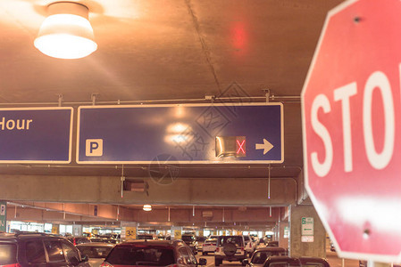 显示目前楼层没有可用的停车场的LELD交通信号牌高清图片下载-正版图片503927193-摄图网