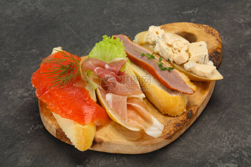 Tapas配有辣椒鲑鱼和干高清图片下载-正版图片503931847-摄图网