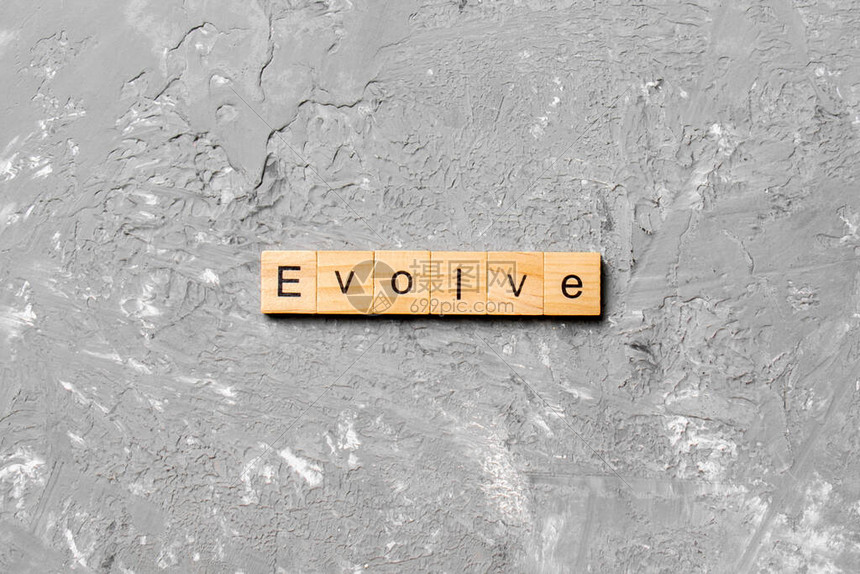 EVOLVE字词写在木块上EVOLVE文字写在水泥桌上高清图片下载-正版图片503933809-摄图网